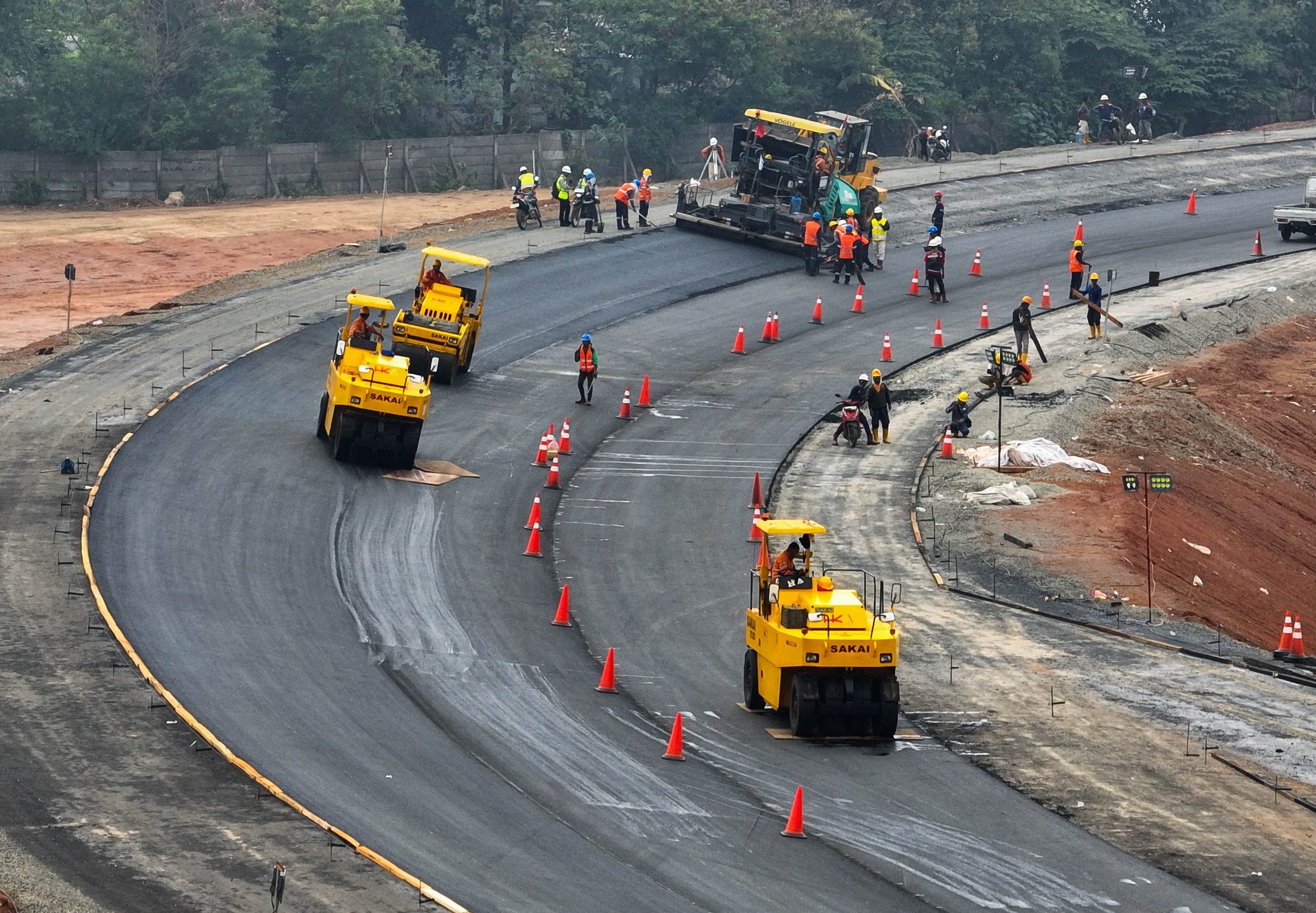 Target Rampung Maret 2025, HKA Garap Pekerjaan Aspal Hotmix Proyek ...